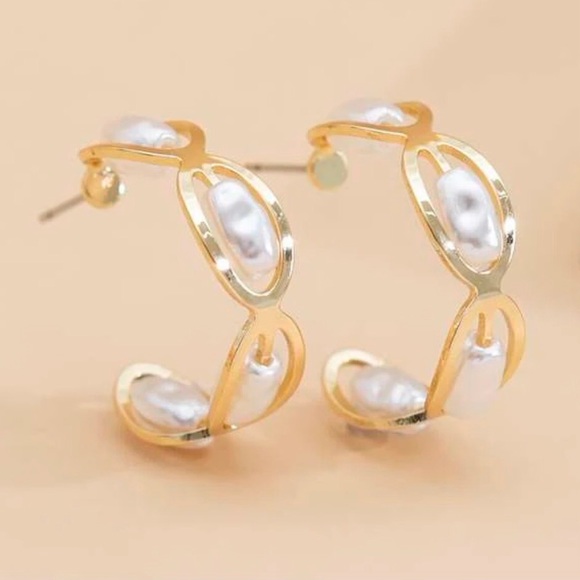 Jewelry | Caged Gold Framed Oblong Freshwater Pearl Cutout Holes Dainty ...